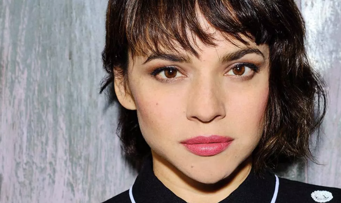Norah Jones: the life story of a famous singer from Manhattan ...